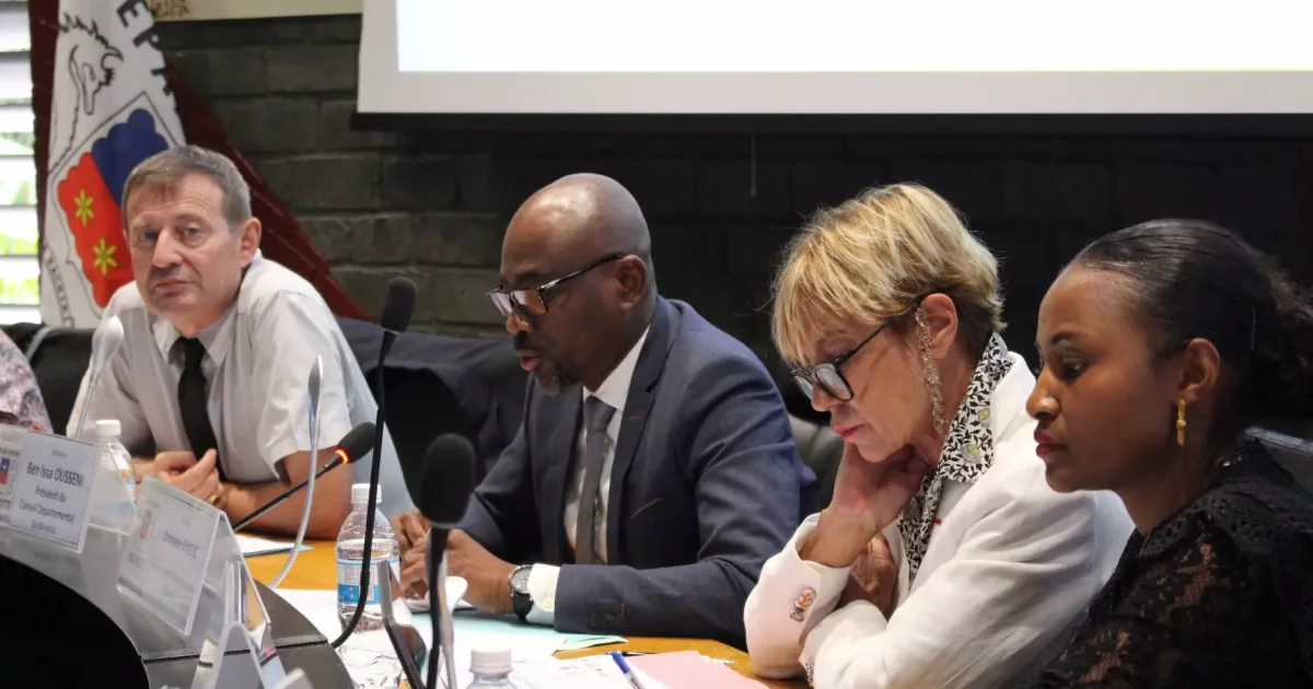 Mayotte : Le Préfet et le président du Département signent le 2ème ...