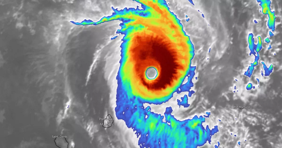 Le cyclone Freddy arrive à l'île Maurice, l'alerte orange maintenue à ...