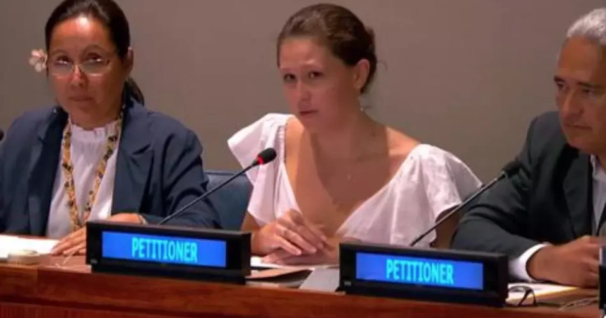 La Polynésienne Ahuura Neuffer, une jeune de 15 ans du lycée Samuel ...