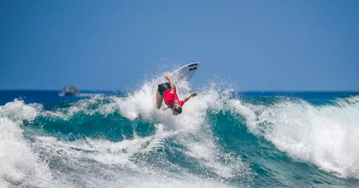 Surf : La Tahitienne Aelan Vaast s’impose à La Réunion, lors de la ...