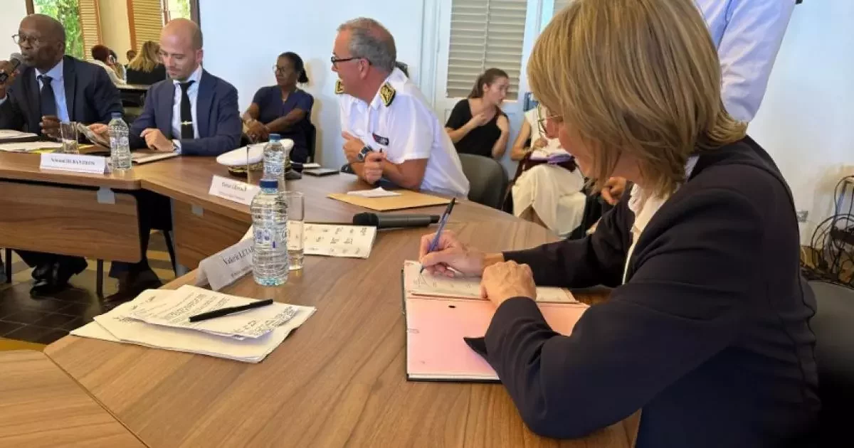 En visite en Guadeloupe, la ministre du Logement Valérie Létard signe ...